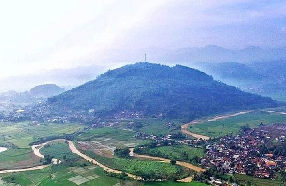 Mengungkap Pesona Gunung Palasari Sumedang : Jejak Kerajaan, Lokasi ...