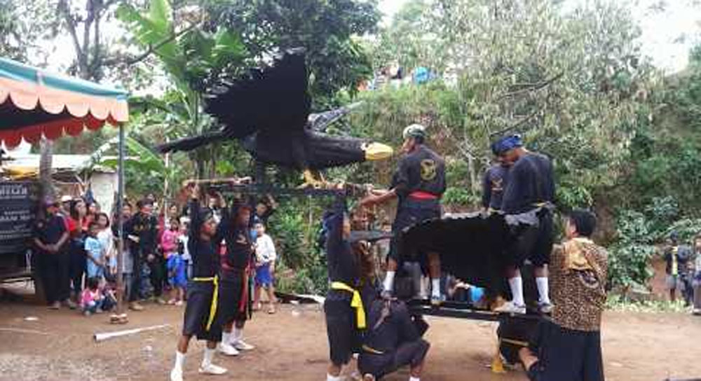 Mengulik Sejarah dan Asal Kesenian Benjang yang Merupakan Seni ...