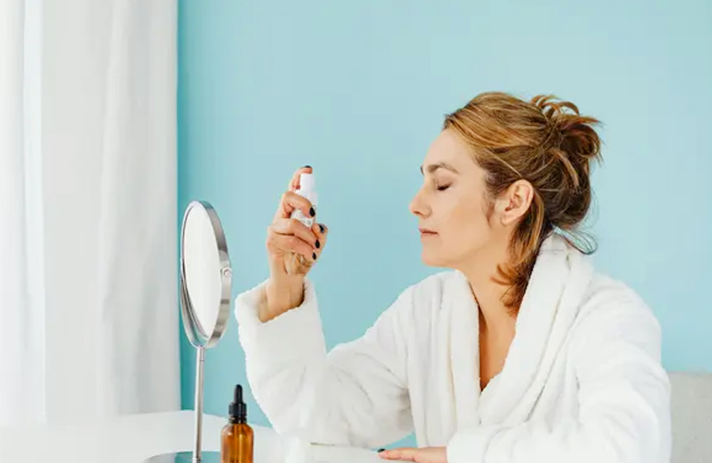 Intip Tips Penggunaan Setting Spray Dengan Teknik Drench, Supaya MakeUp ...