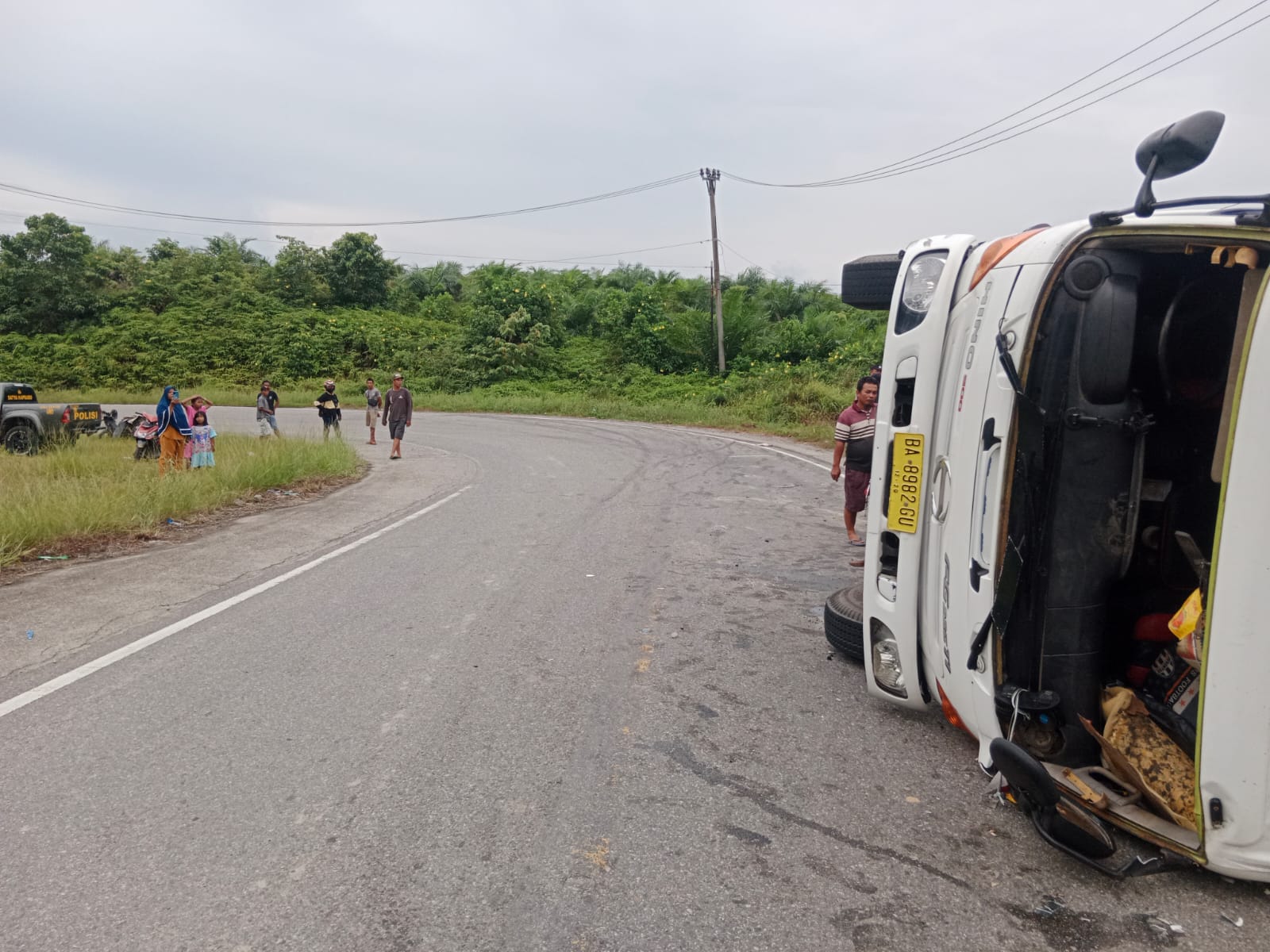Tabrak 2 Pengendara Motor Hingga Luka-Luka, Truk Hino Roda 6 Terbalik